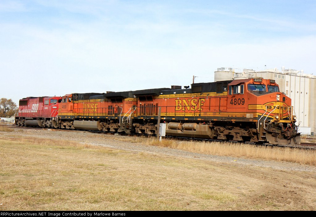 BNSF 4809 & a southbound light engine movement